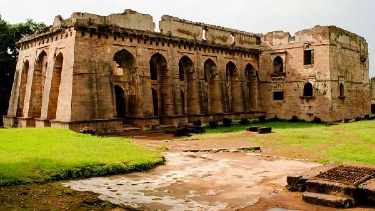 The Swinging Palace: Hindola Mahal in Mandu - Nativeplanet