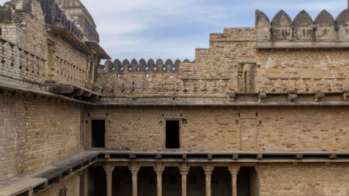 Witness The Exemplary Mughal Architecture And Grandeur At Chanderi Fort ...