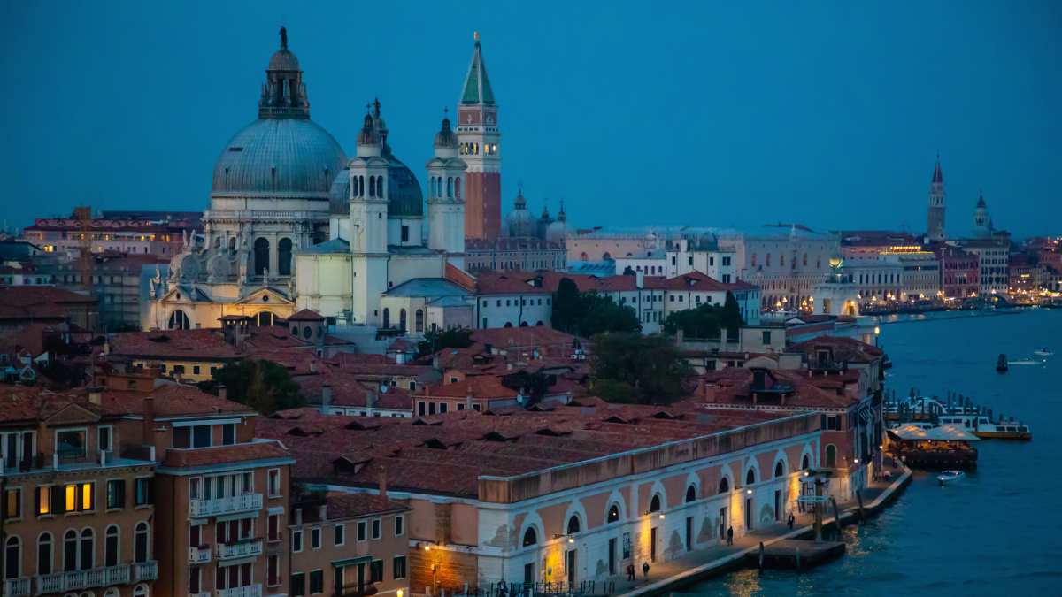 The City of Canals and Architecture Facing the Threat of Rising Waters ...